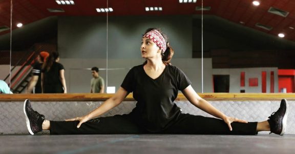 Manju Warrier pulls off full-split pose with ease. Pic goes viral | Entertainment News | Onmanorama