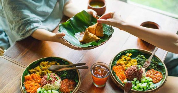 Here is a simple meal plan that ensures wholesome nutrition for the day