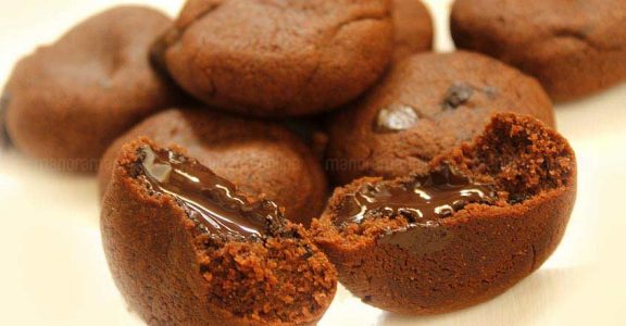 Chocolate-filled cookies on tawa