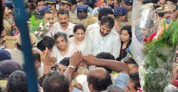 Large crowd gathers at Durbar Hall to pay respect to Oommen Chandy ...
