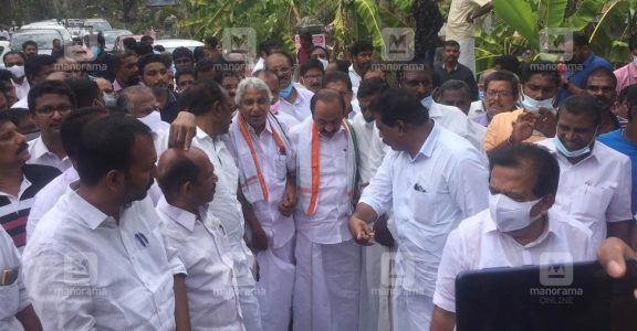 Protests erupt in Kochi, Kozhikode against laying of K-Rail survey ...