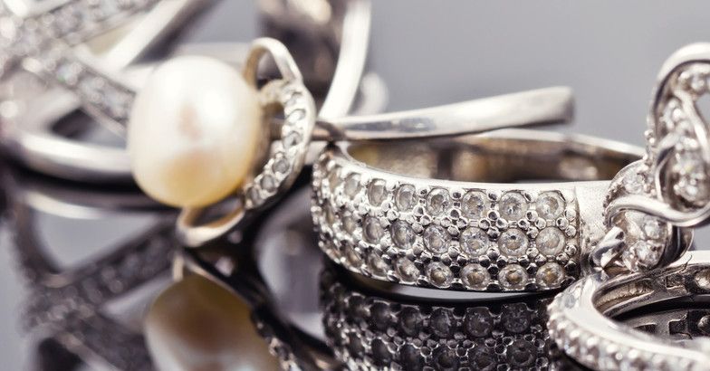 How to pick the best jewelry for your face