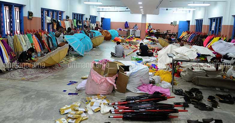 These parasol makers of Thrissur await their day in the sun | parasol ...