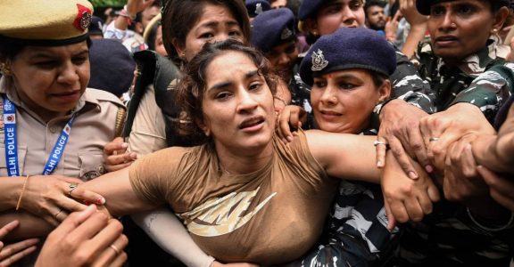 Wrestlers' protest turns violent; police detain Sakshi Malik, Vinesh ...