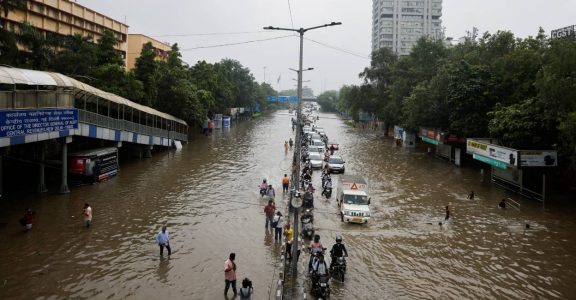 Delhi witnesses worst flood in 45 years as Yamuna water flows to Supreme Court, ITO, Rajghat ...