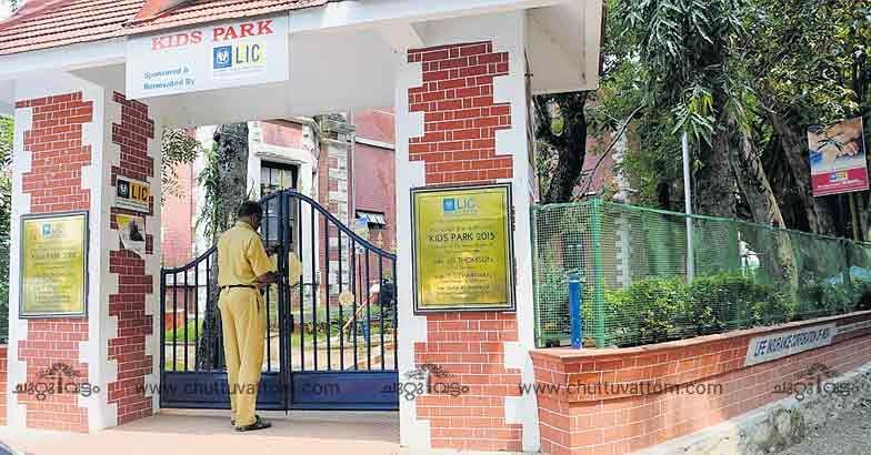 Weary of love-struck couples, cops lock up public library gates before ...