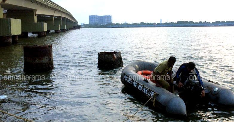 Young woman leaps off bridge in Kochi