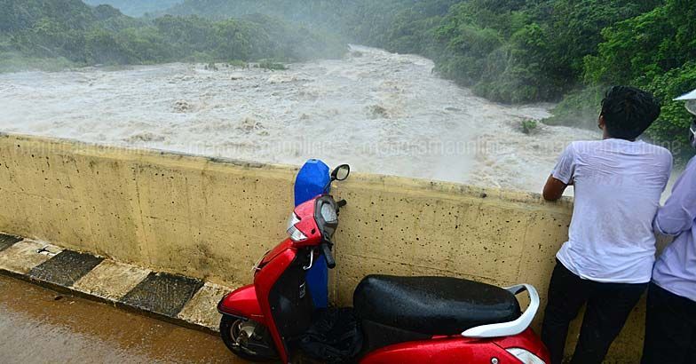 Traffic banned on Wayanad pass as rain intensifies | Heavy rain Kerala ...