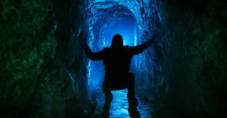 Bank robbers loot Rs 40 lakh through 25-feet tunnel