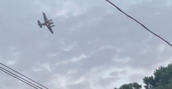 Pilot who threatened to crash stolen plane in US city lands safely